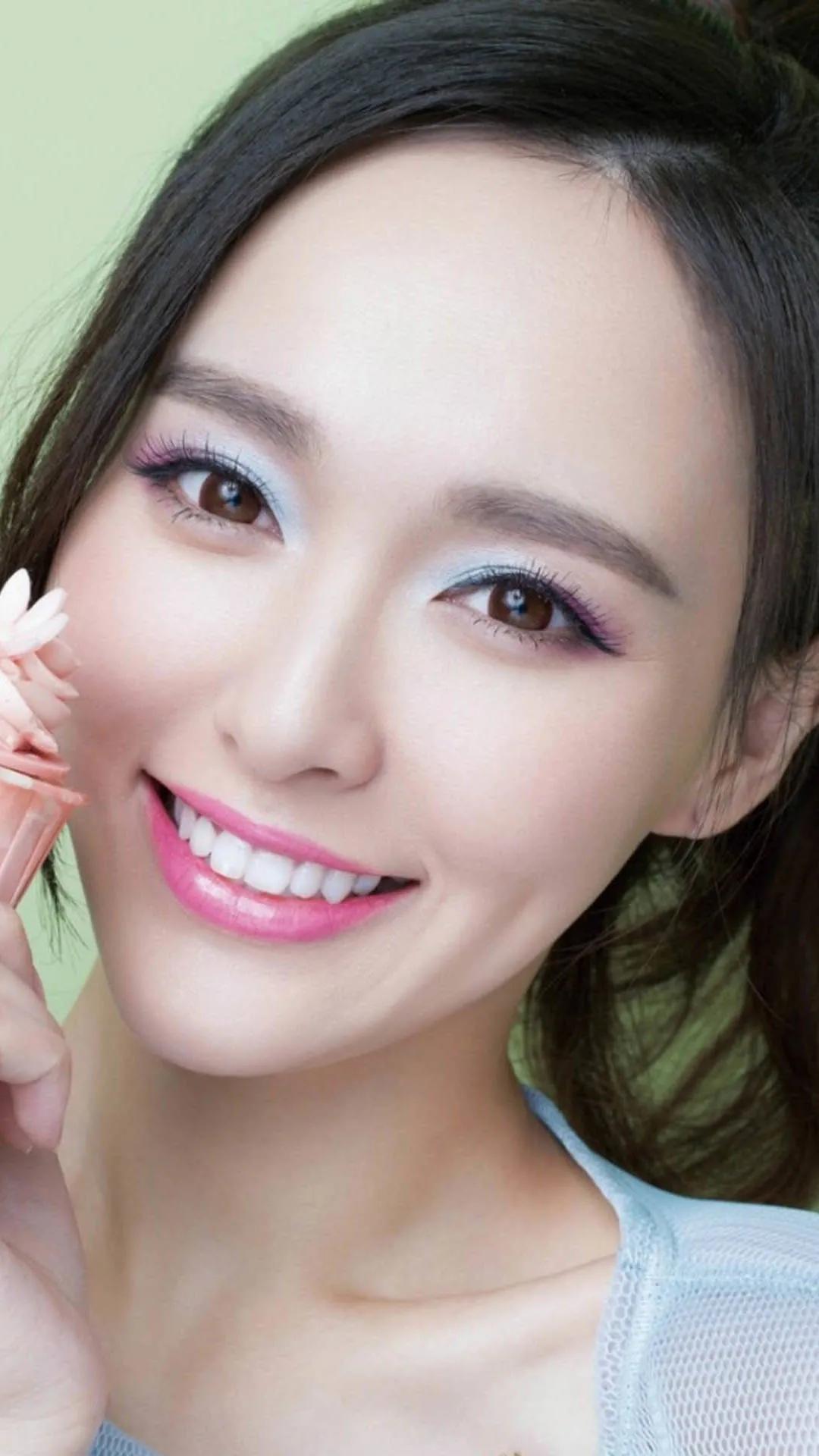 Appreciation of a group of beautiful pictures of Tang Yan - iNEWS