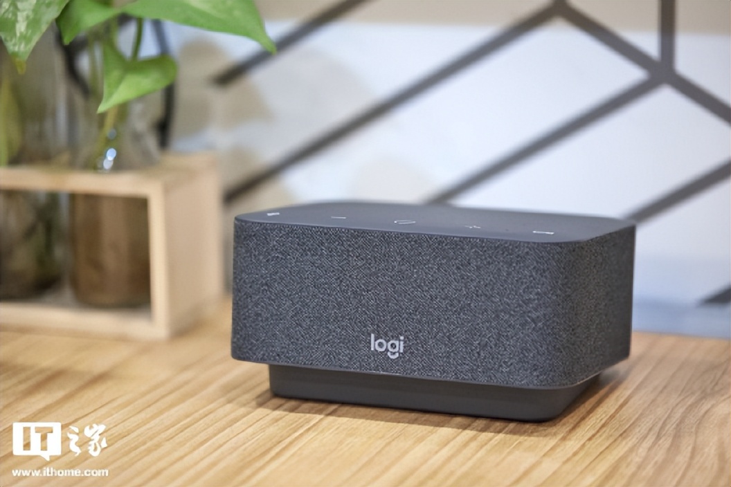 Logitech Logi Dock review: a "universal dock" that integrates speakers ...
