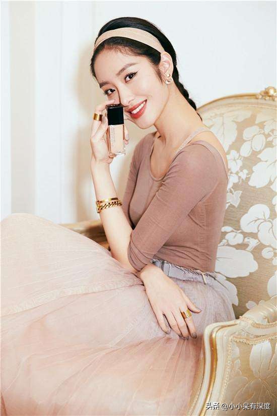 Yang Caiyu, with delicate facial features, shallow dimples, beautiful ...