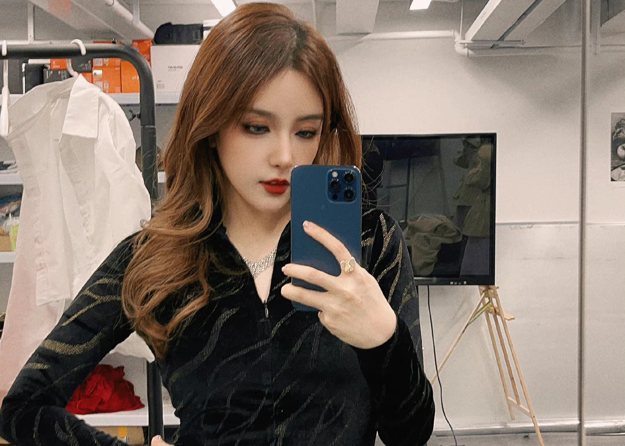 Rita released the new COS of the bright moon, the white hair is very ...