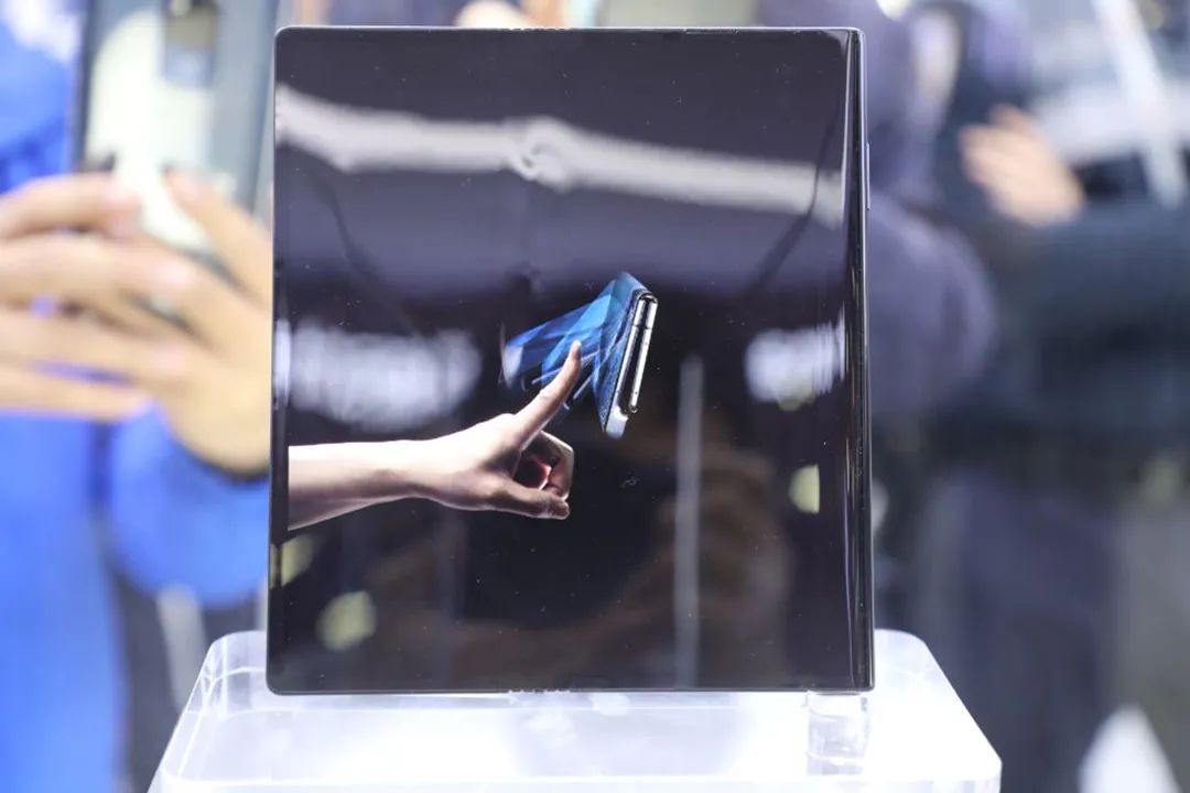 Apple may launch the first curved screen mobile phone! Available next ...