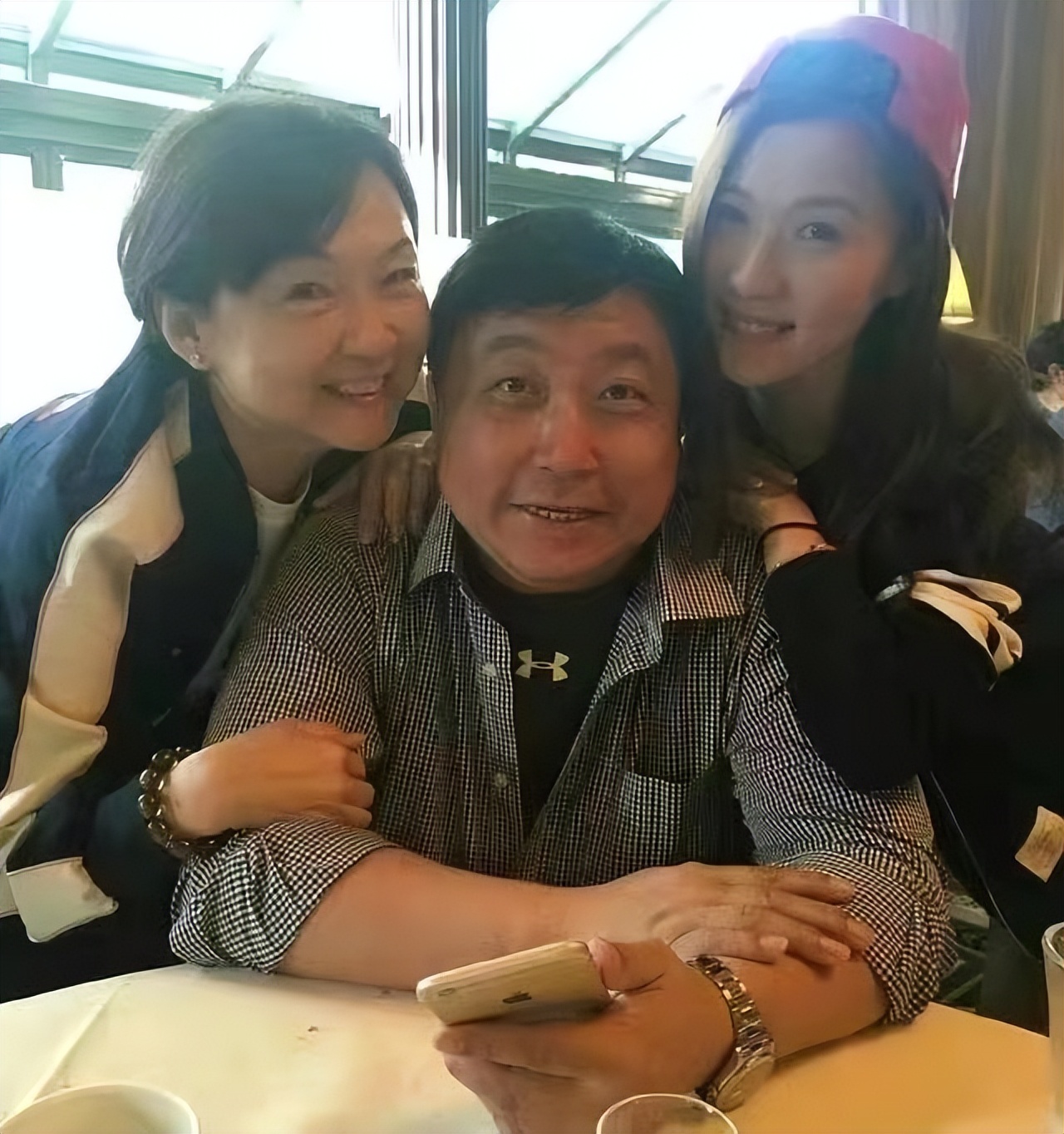 Wang Jing posted a family portrait! The wife is dignified and elegant ...
