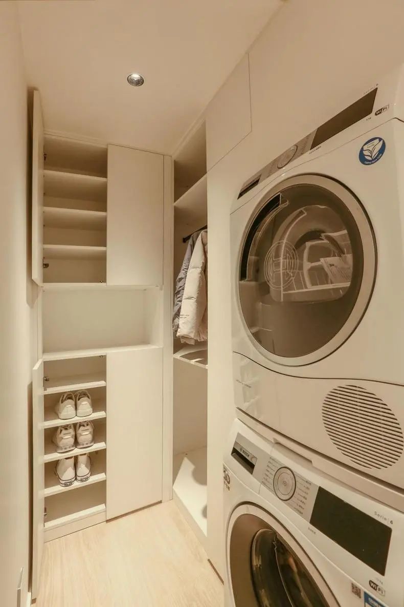 56 square meters live in a family of six, with three bedrooms and two ...