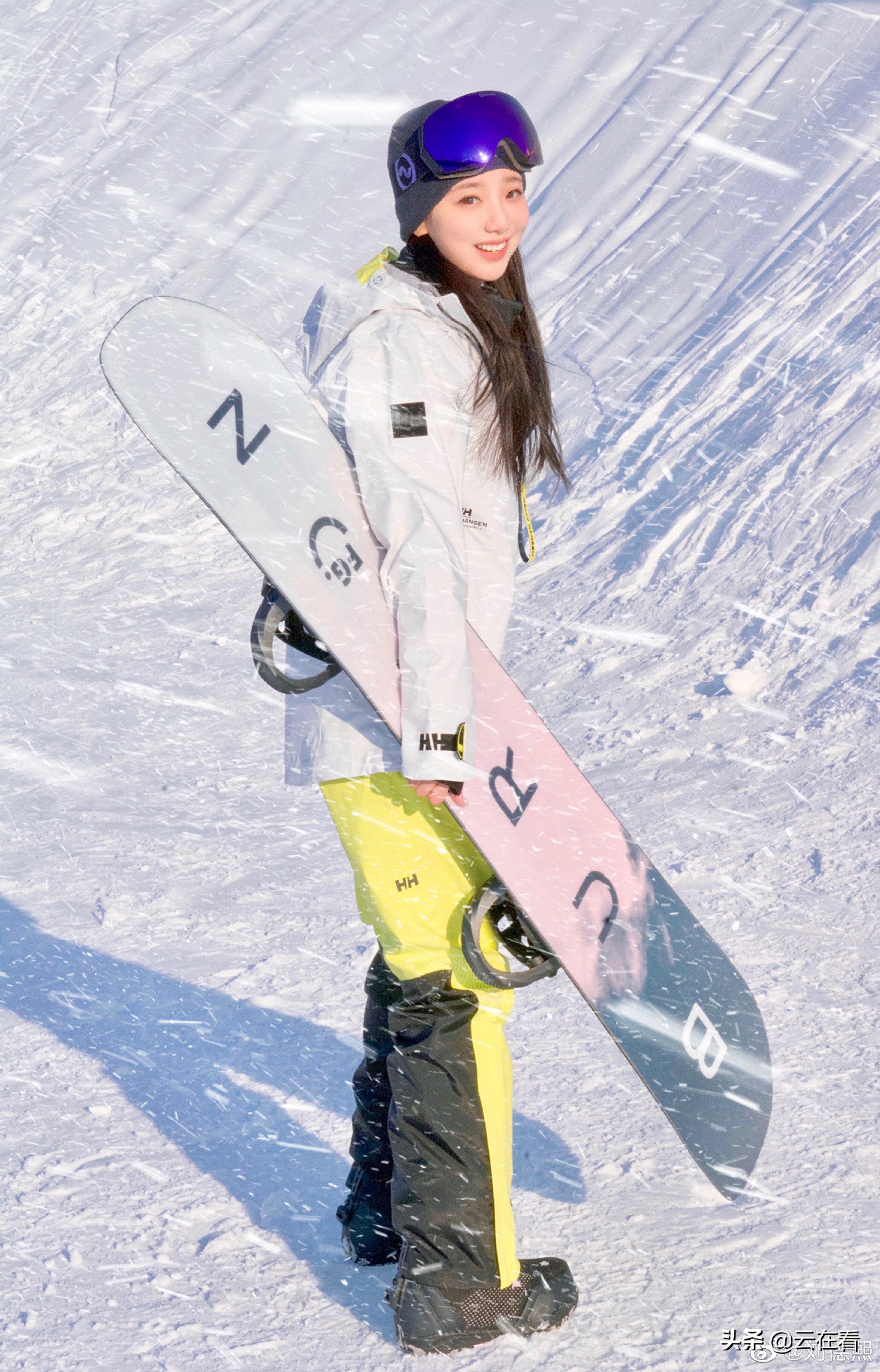 Beauty artist Liu Dexi learns to ski, enjoy charming photos - iNEWS
