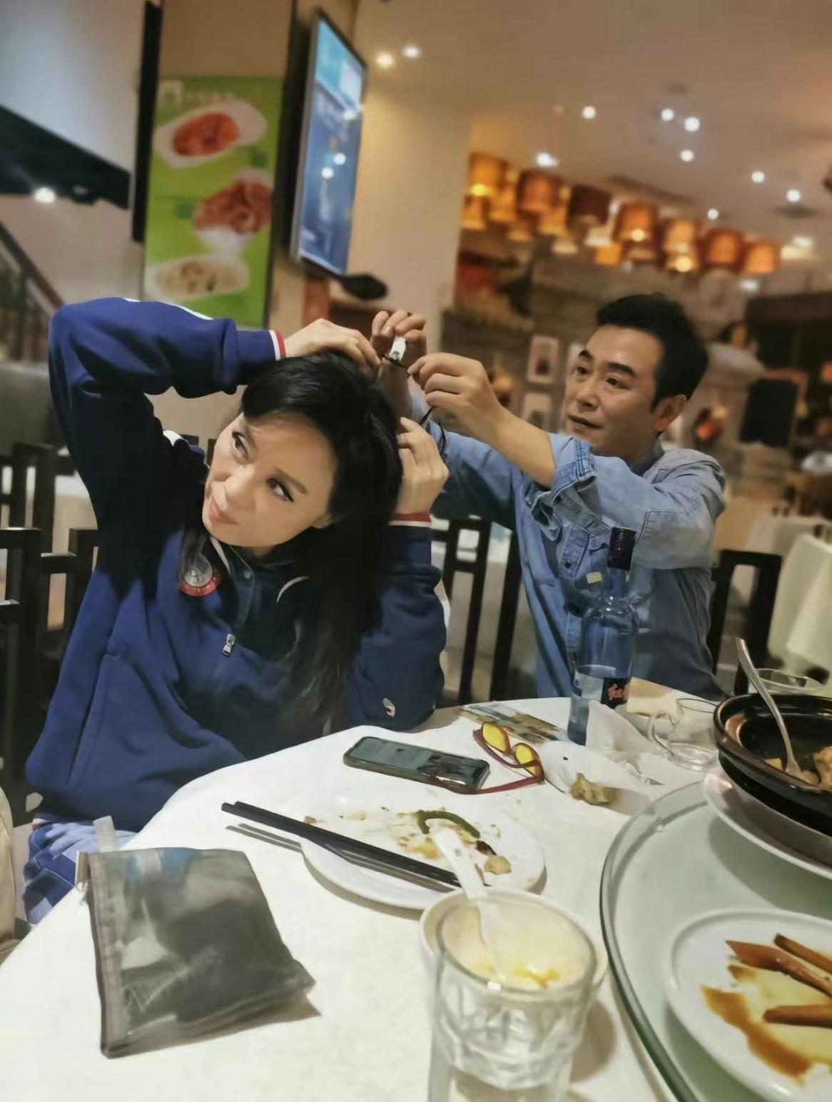 Wu Qiong went out to dinner with her 15-year-old husband. The man looked handsome and helped his ...