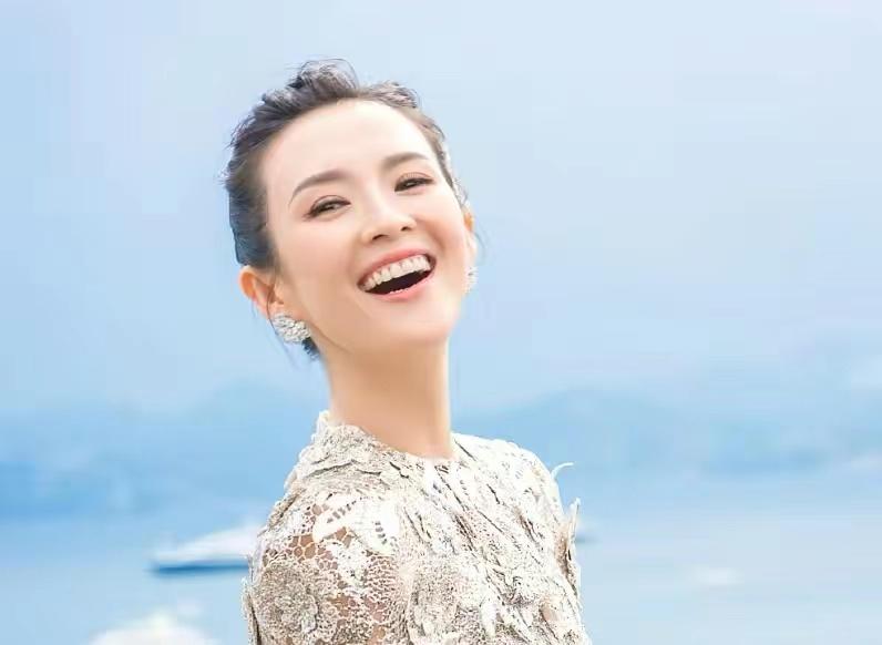 Zhang Ziyi shows up at the hotel to meet with friends - iNEWS