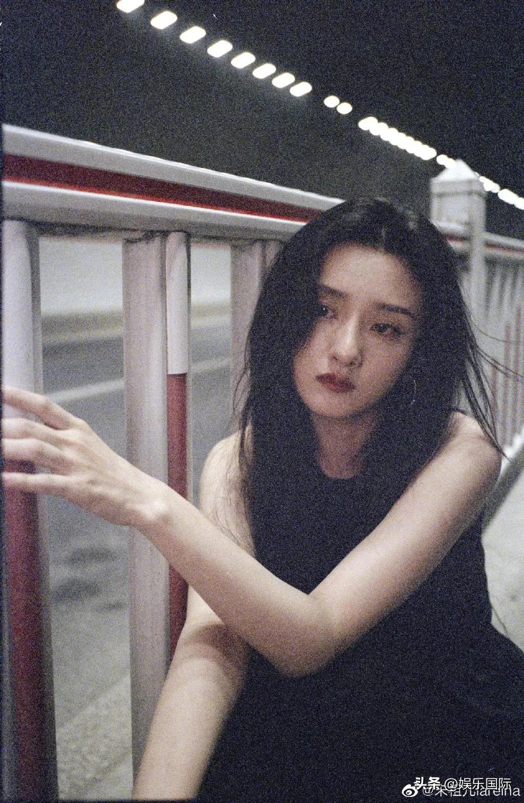 Yang Mi sees through the black dress, the figure is so delicate, the ...