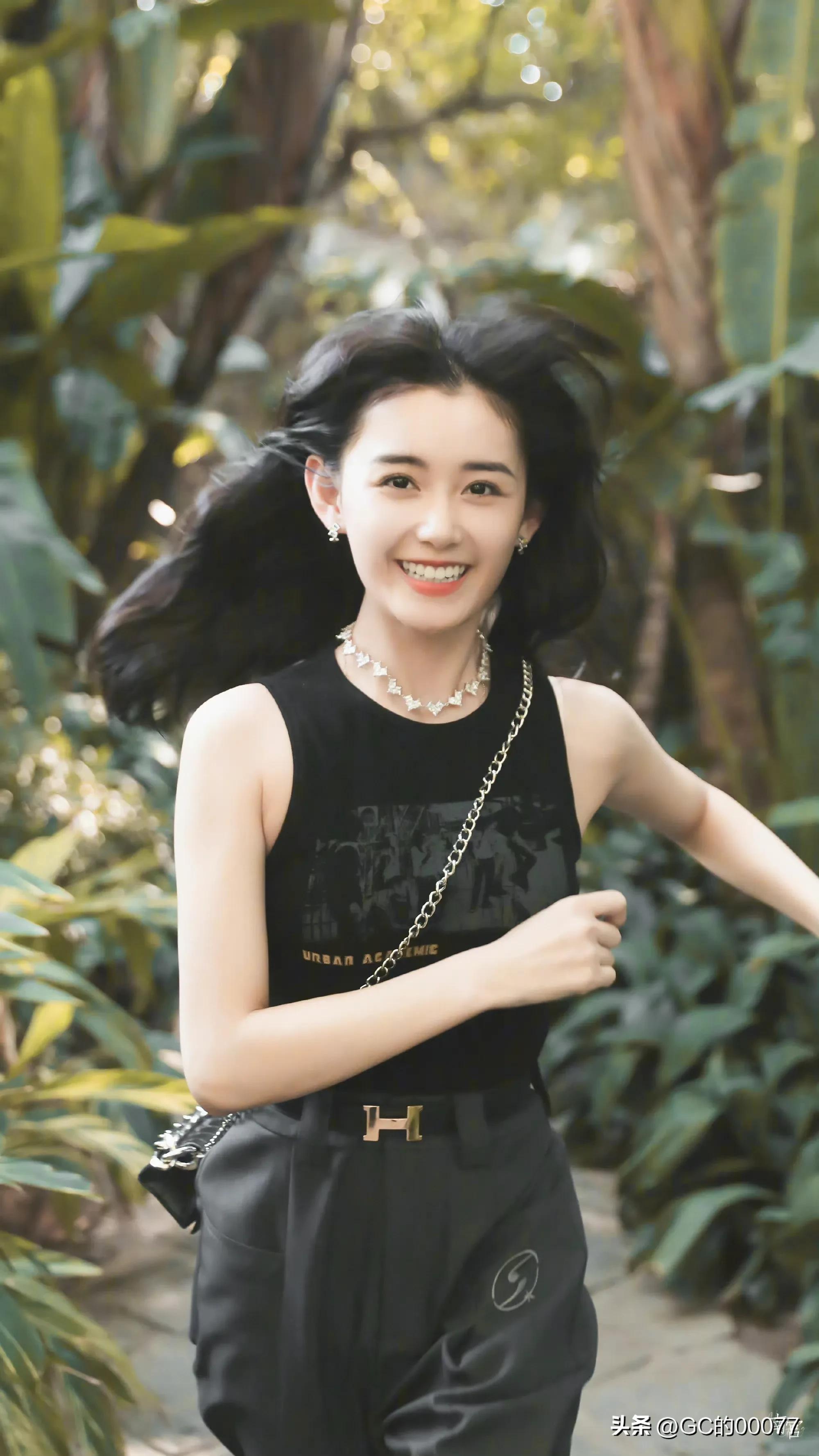 Star picture Jiang Yiyi - iNEWS