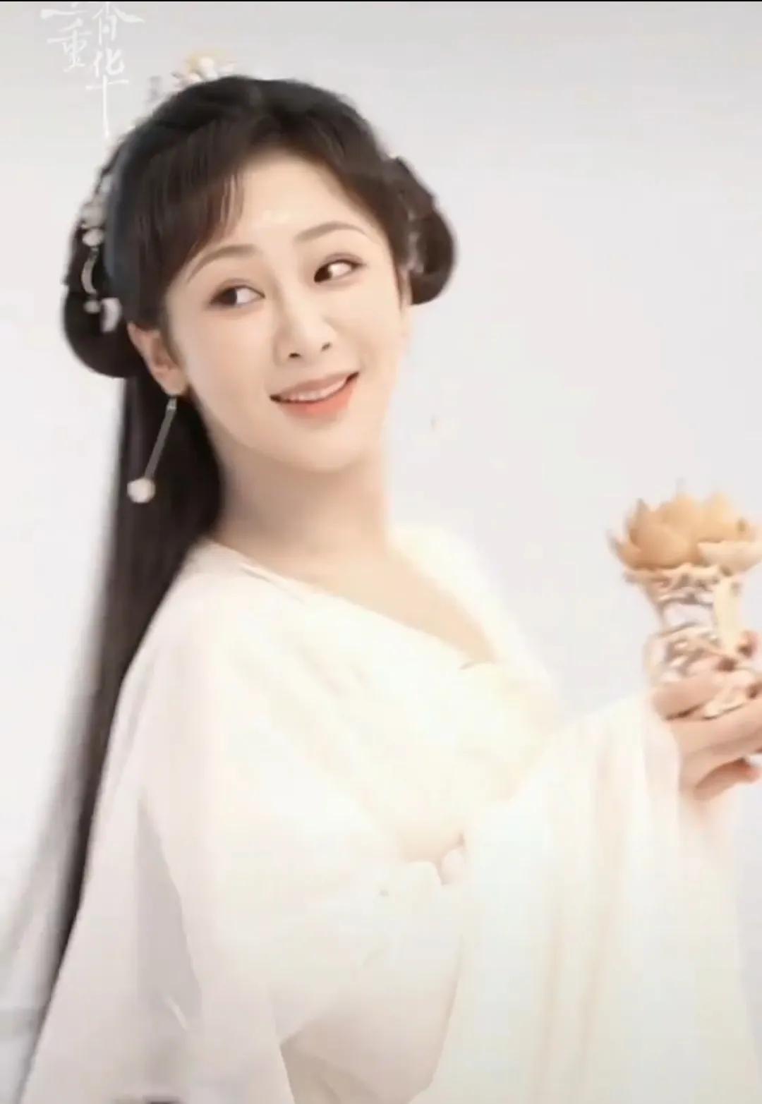 Yang Ziyan's pale costume is so beautiful - iNEWS