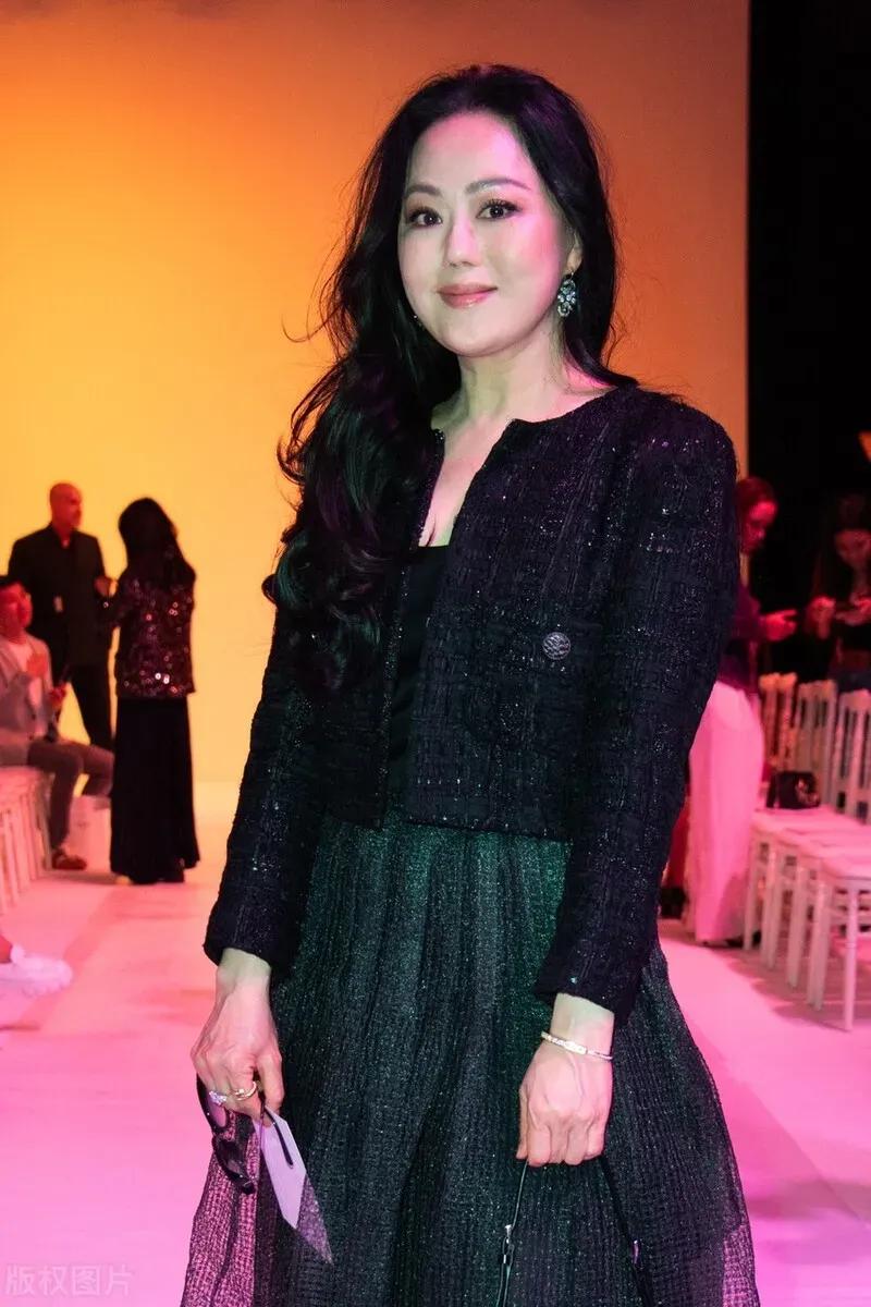 Zhang Xiaohui's recent photo: her face is plump and her skin is ...