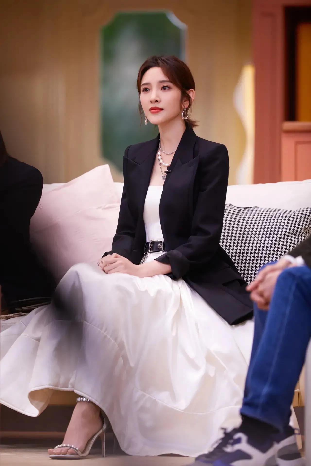 Tang Yixin smiled brightly, like the warm autumn sun - iNEWS