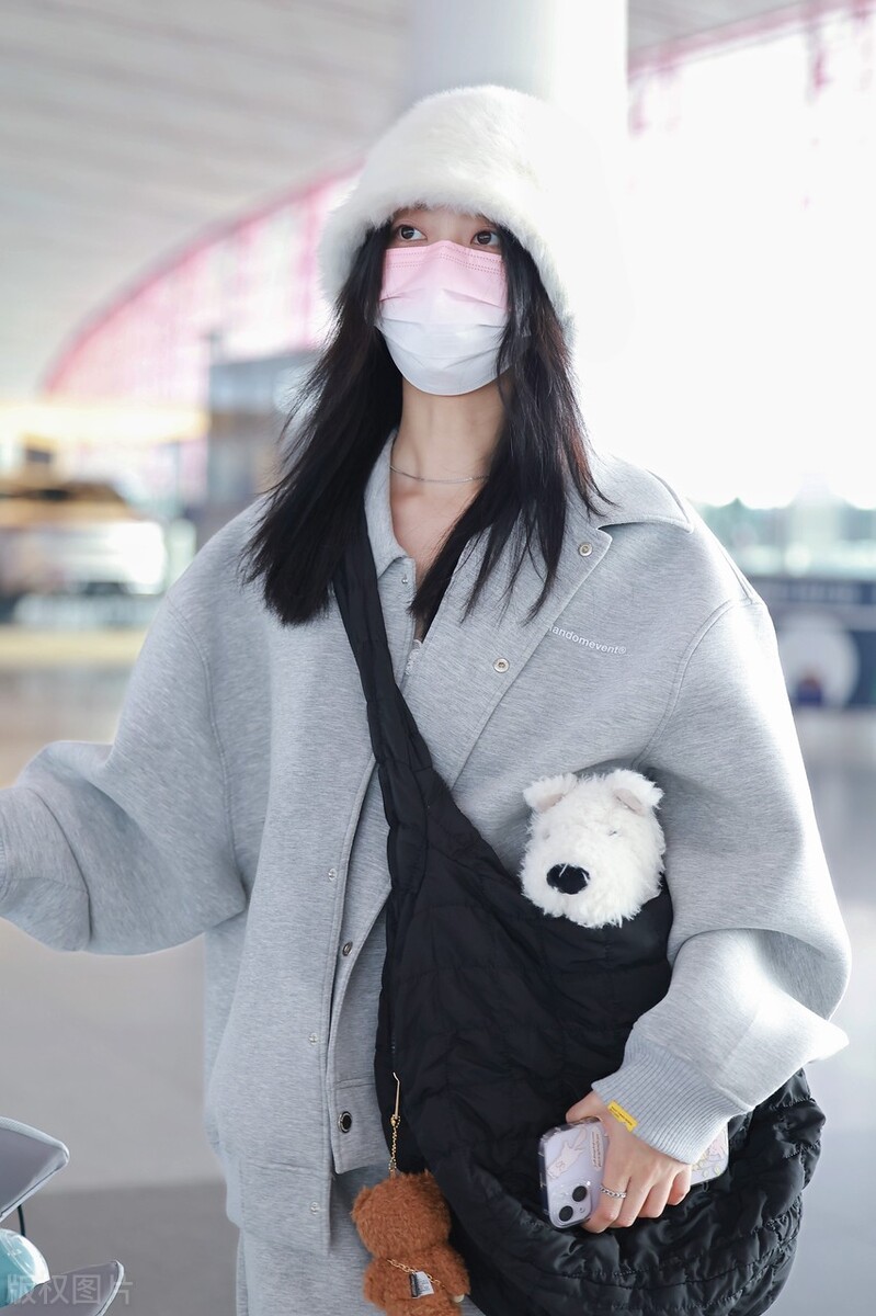 Qi Yandi appeared at the airport - iNEWS
