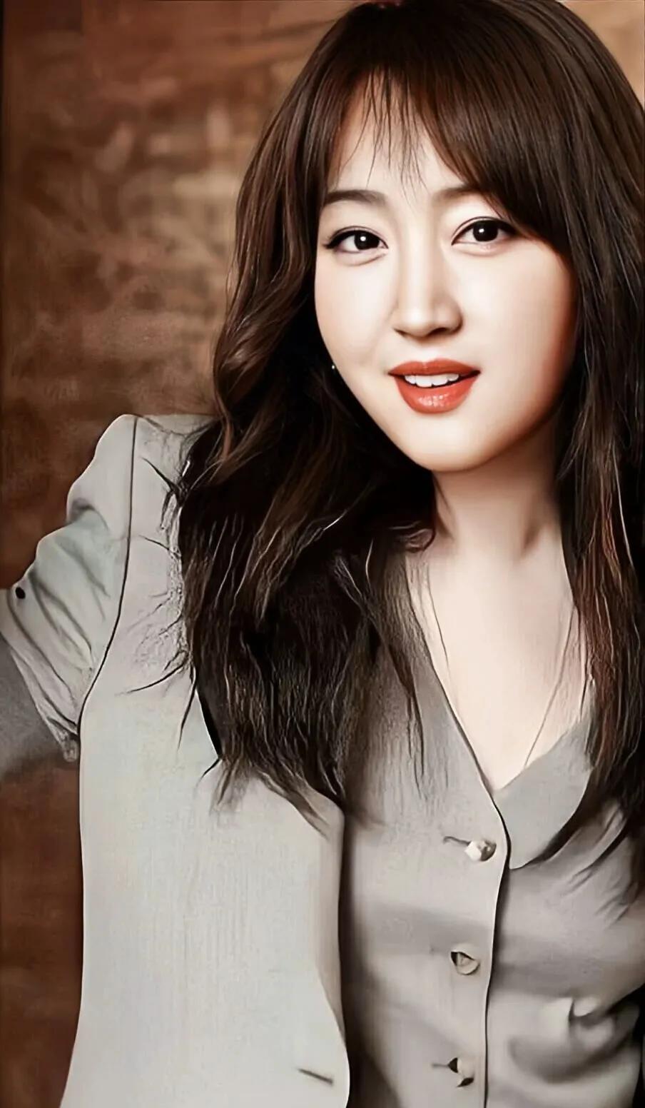 Sweet song queen Yang Yuying, nearly 60 years old, her voice and figure ...