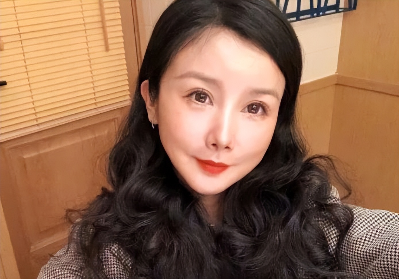 The face is unnatural, but the chin can plow the land? Actress plastic ...