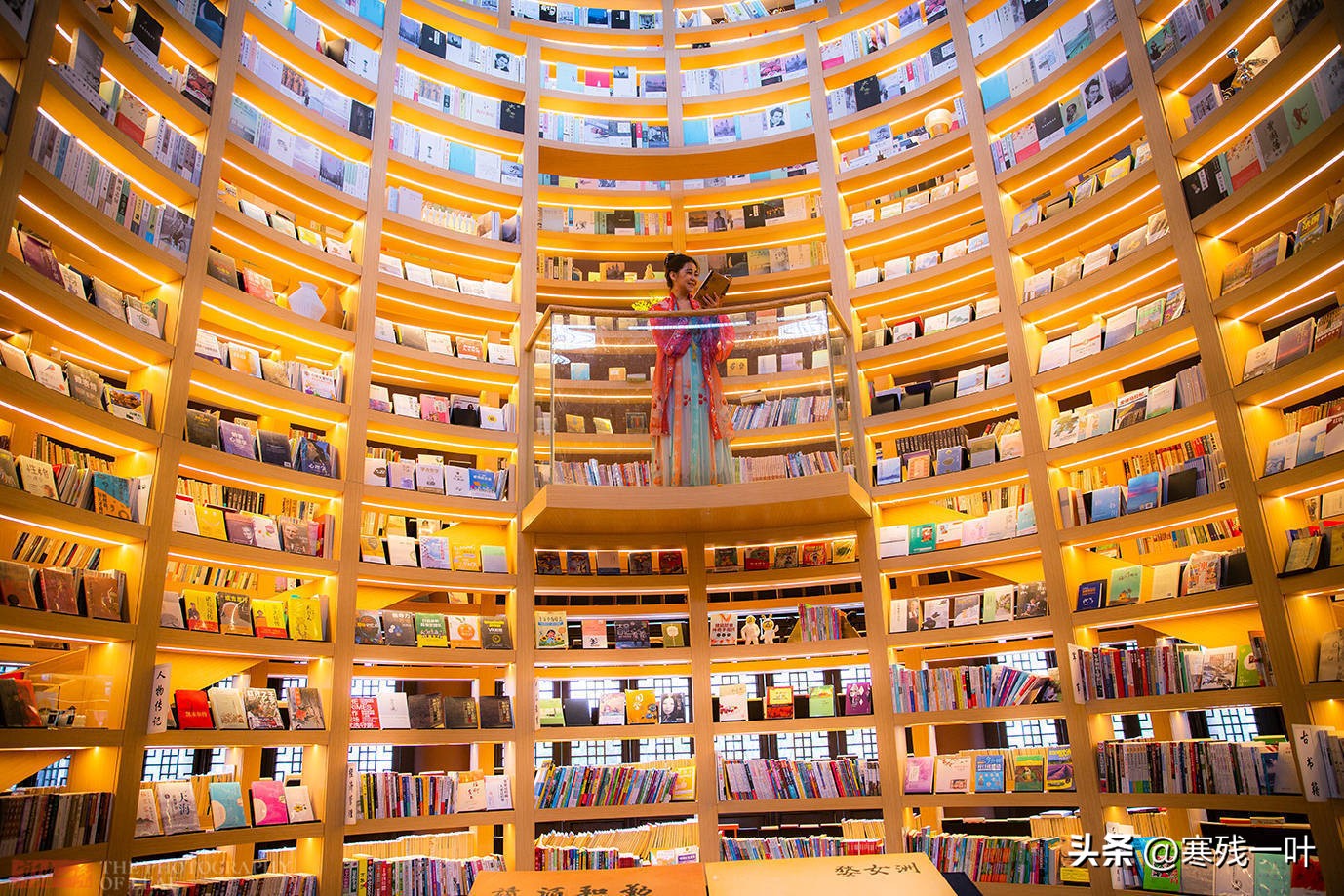 A library in Jiangxi has become popular, and its peculiar bookshelf ...