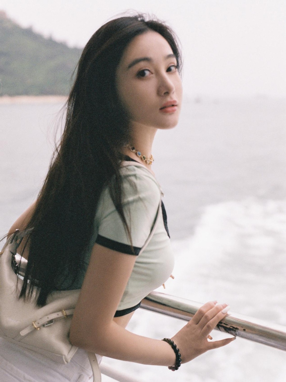 Sun Jialu's style of painting has changed suddenly. The girl of the Yi nationality has a unique ...