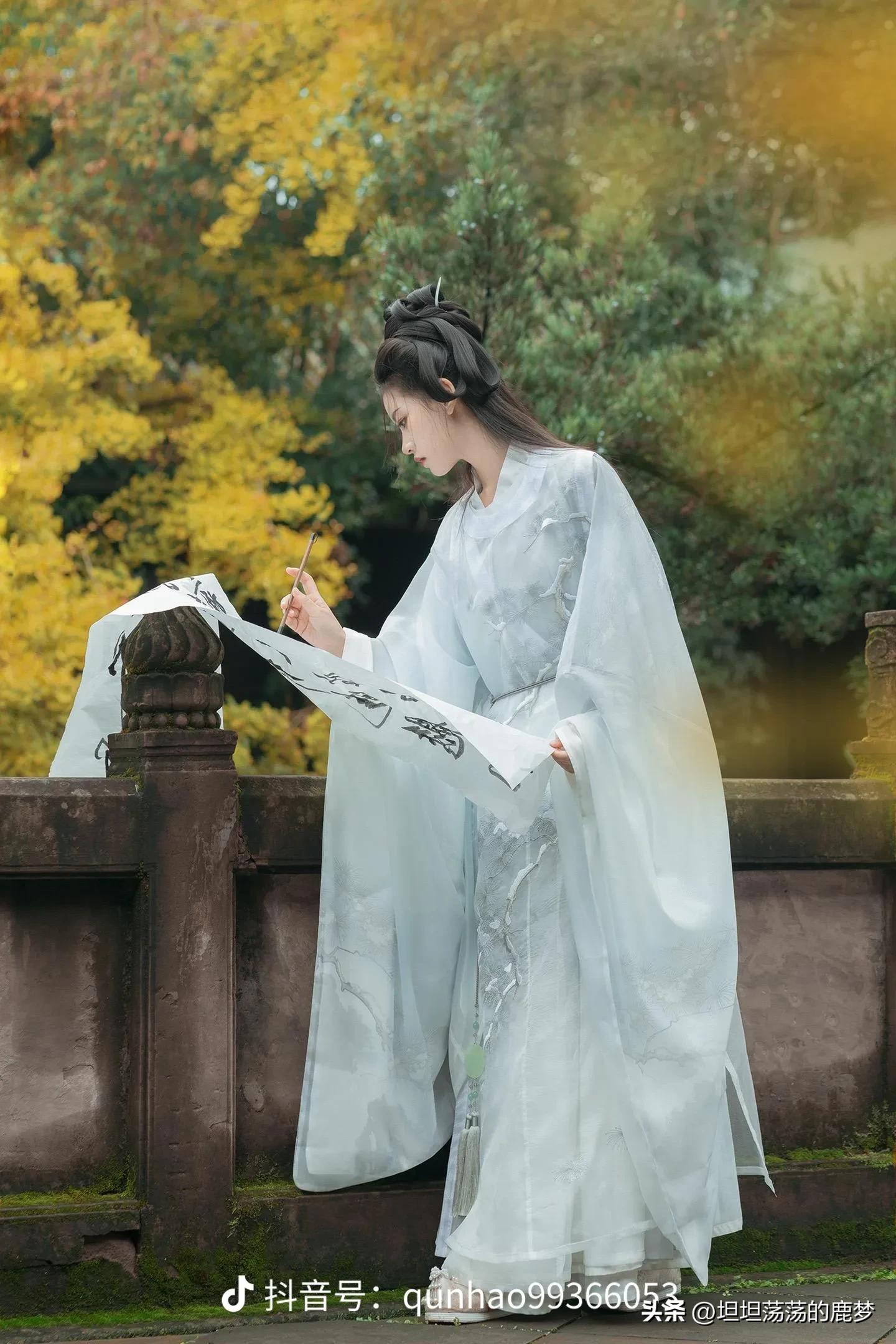 Autumn Hanfu and Ginkgo Photo - iNEWS