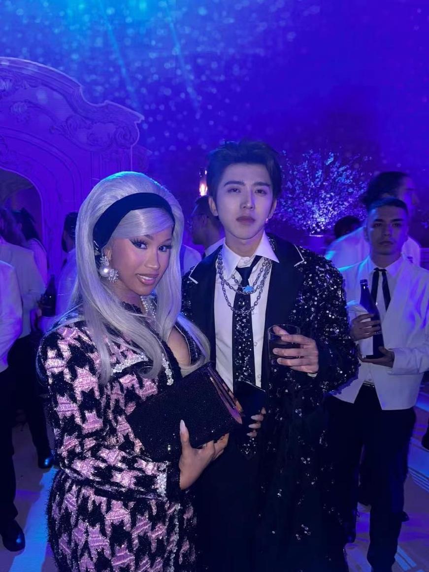 Cai Xukun took a group photo with Cardi B at the dinner party, two ...