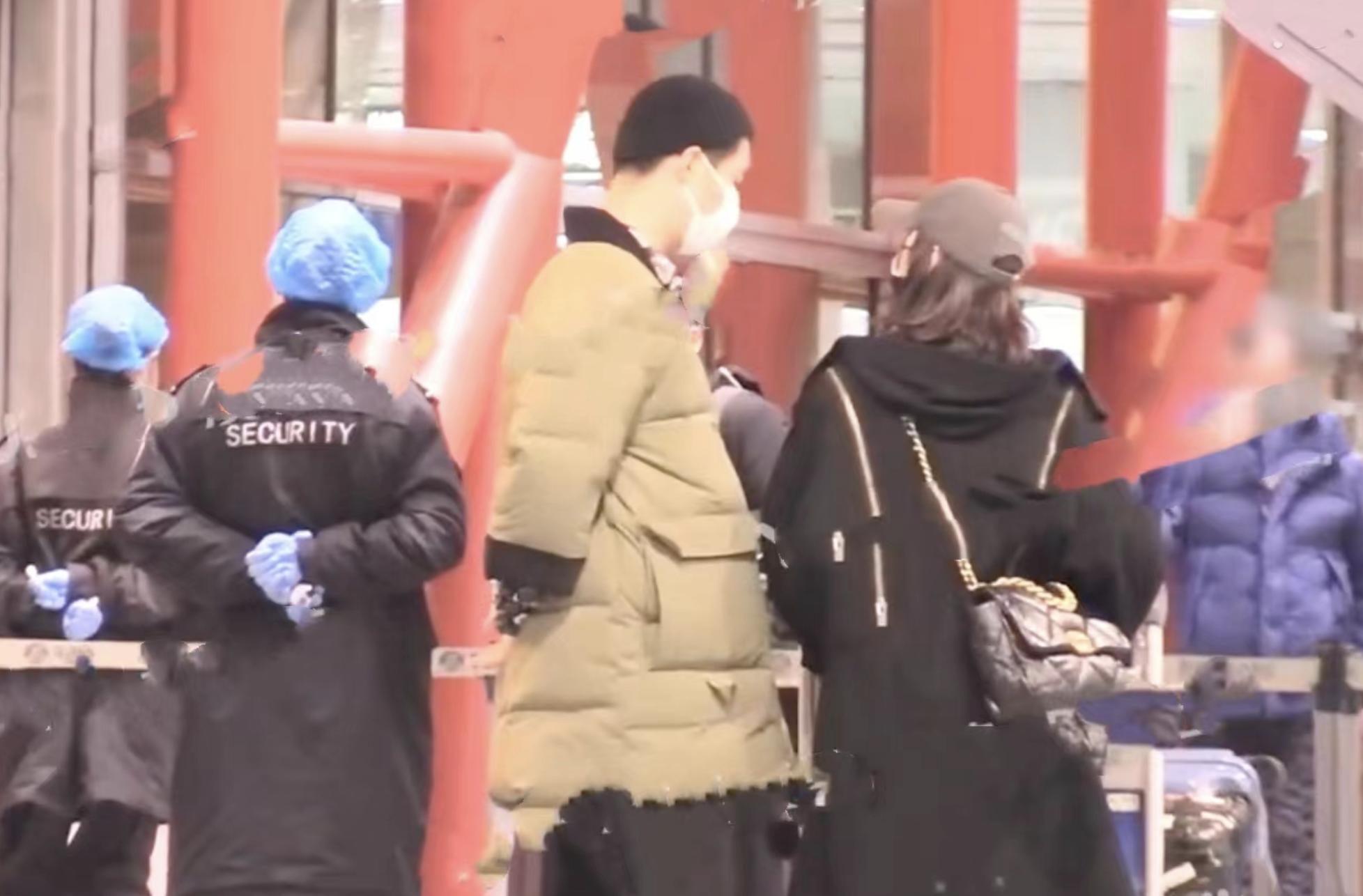 Li Chun was revealed to be in a new relationship, was hugged and ...