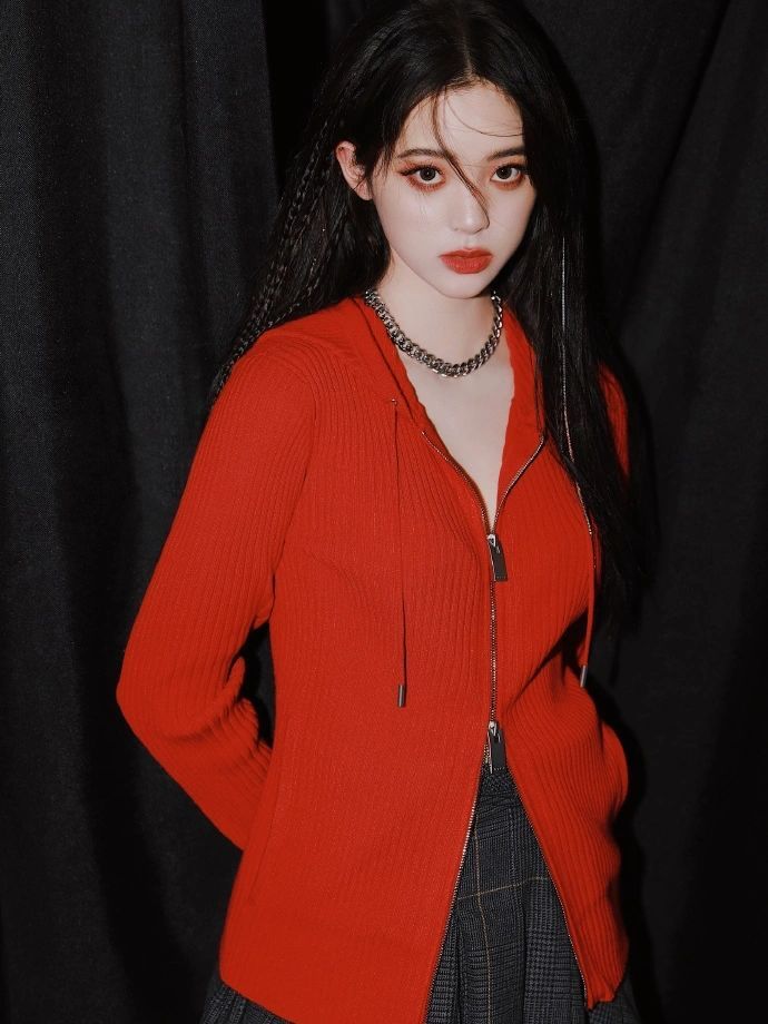 Ouyang Nana's cool rock style blockbuster - iNEWS