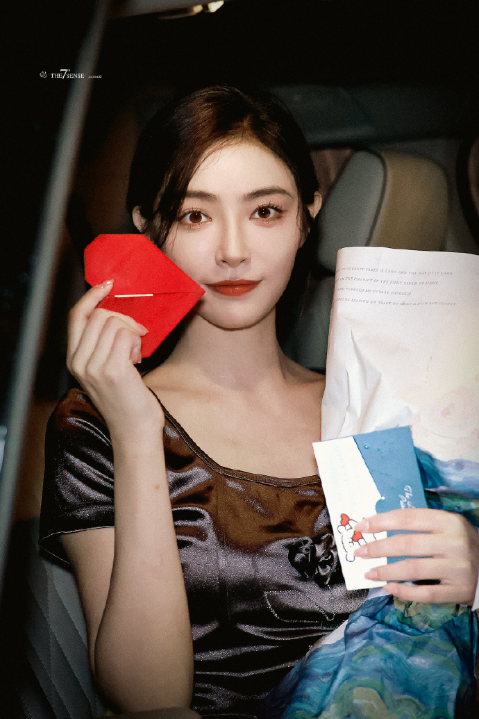 Xu Jiaqi's looks are underestimated, and the silver leather skirt is a real beauty! - iMedia