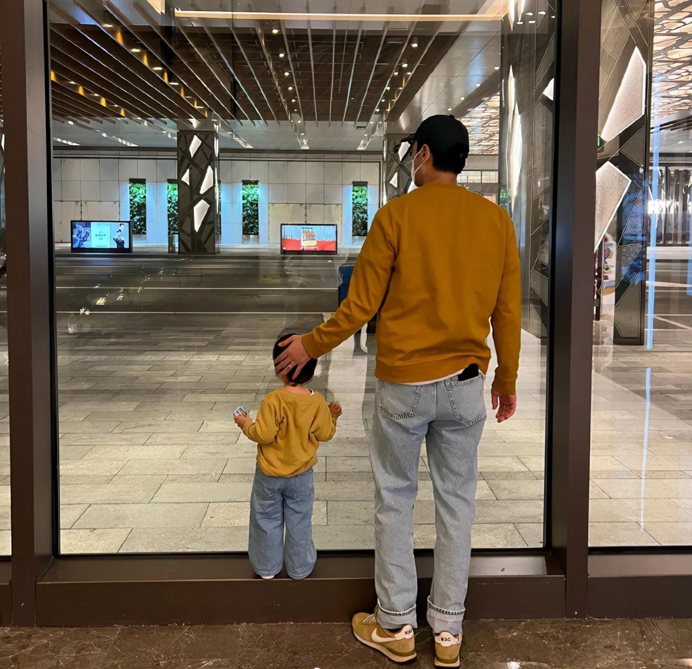 Li Guangjie posted photos of his family of three, and his behavior can ...