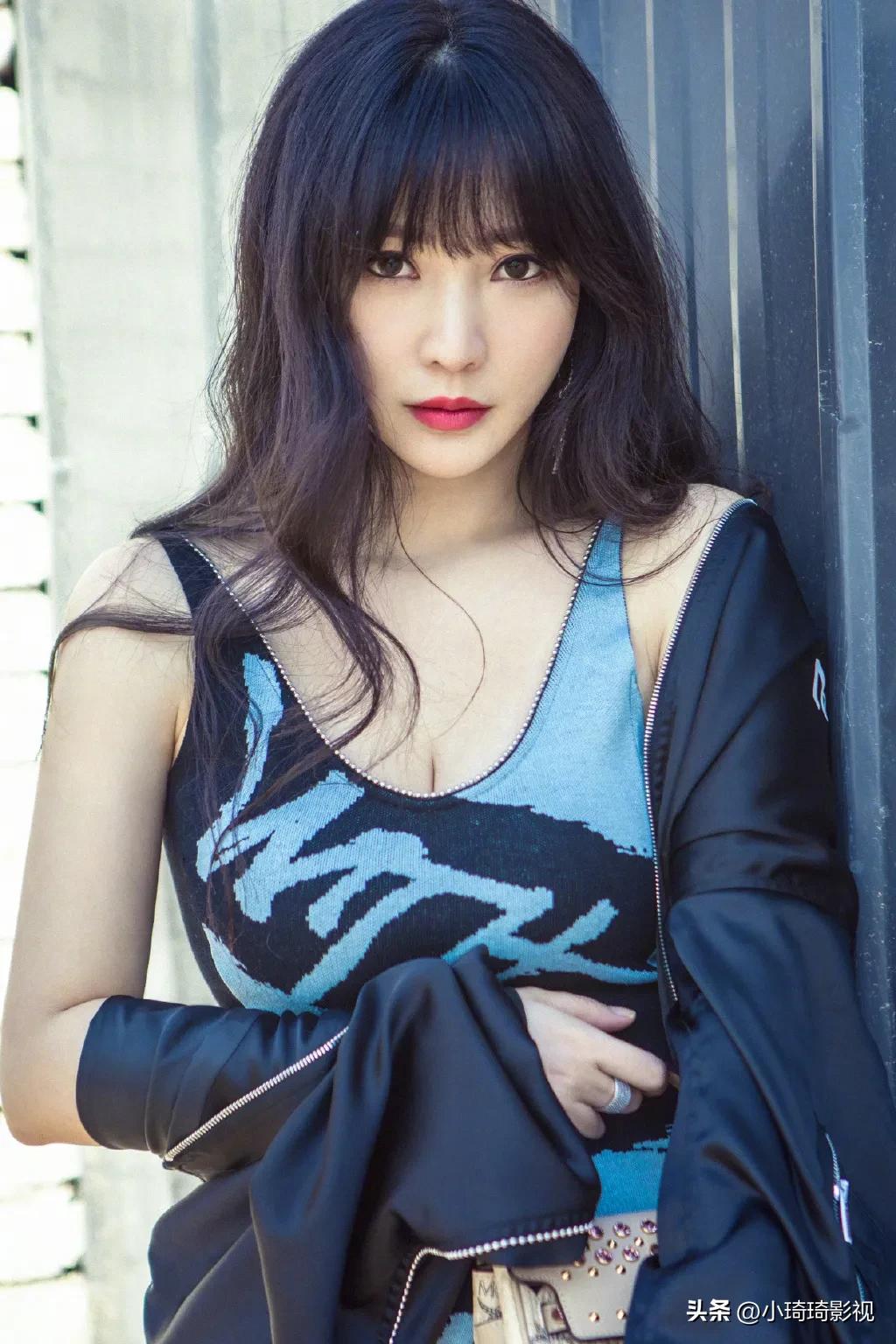 Beauty Liu Yan—sweater skirt, coat off the shoulders, worthy of being a ...