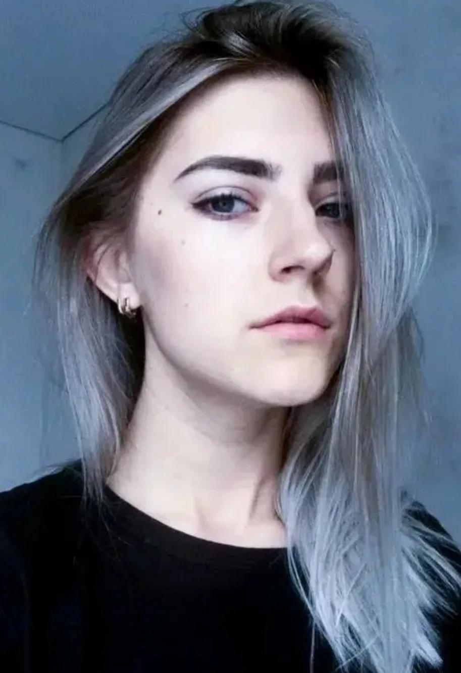 Talent and color double Xin became popular in the industry's rising star "League of Legends" Lux ...