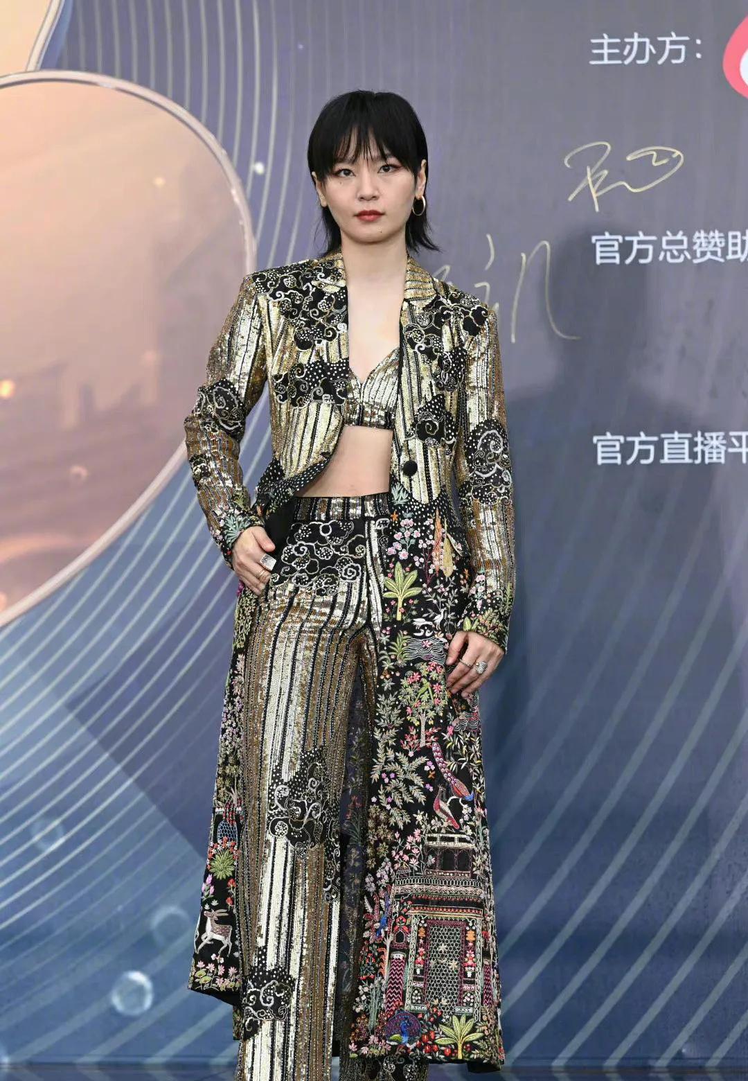 It's hard to describe the look of the actress on Weibo night: Ren Min ...