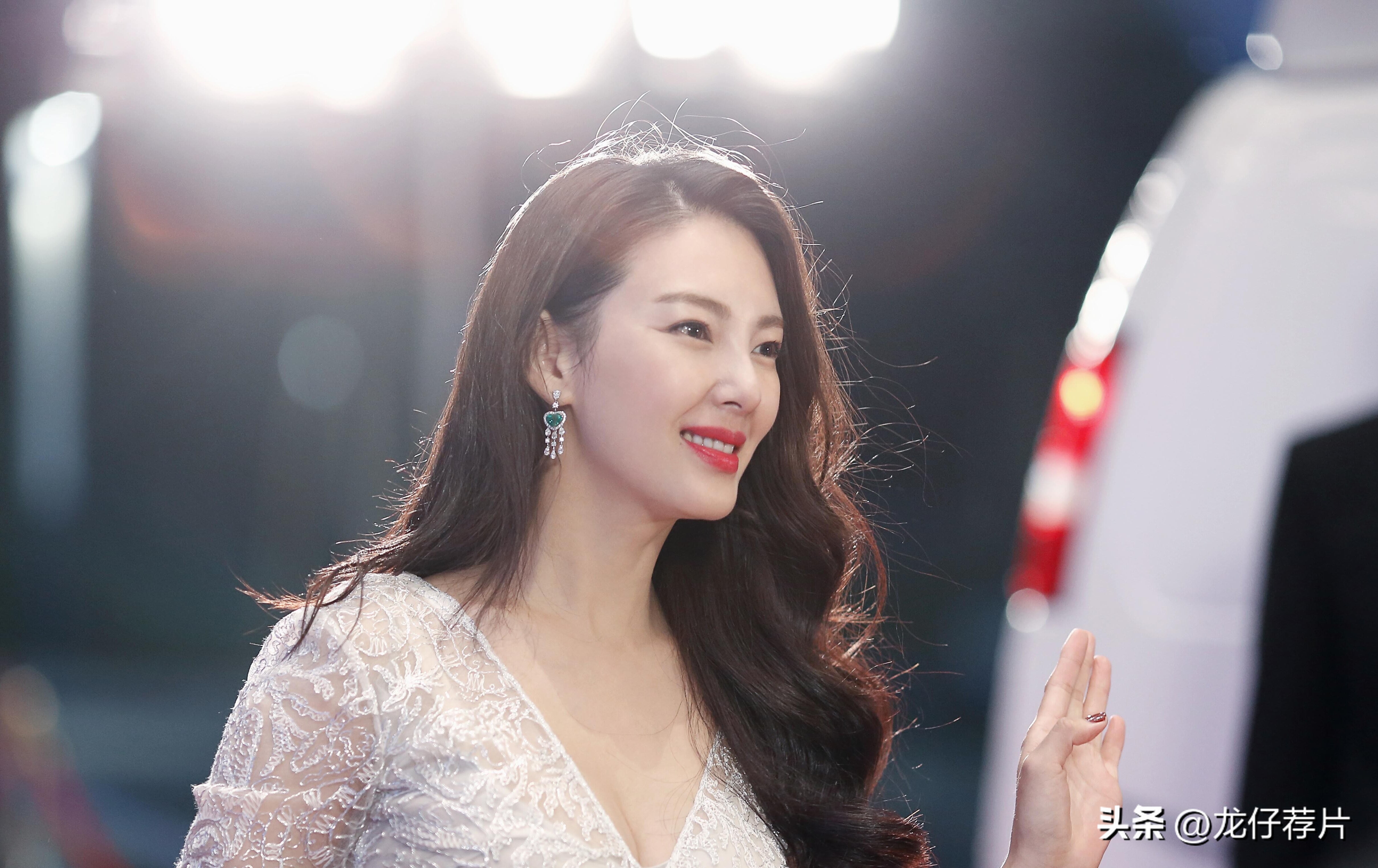 With all due respect: Zhang Yuqi is still in the shadows, she is only ...