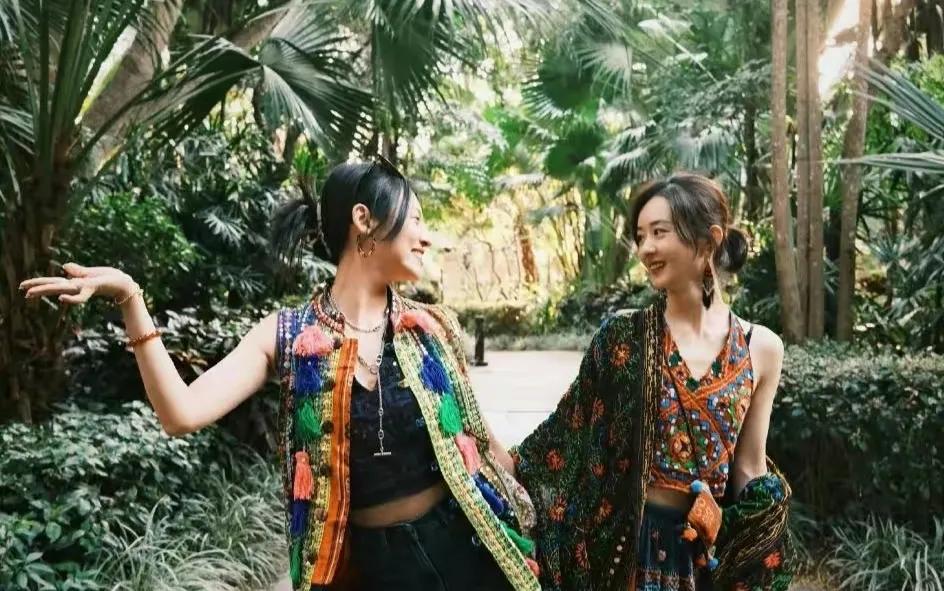 Zhao Liying and Zhou Fang toured Xishuangbanna hand in hand, wearing a ...