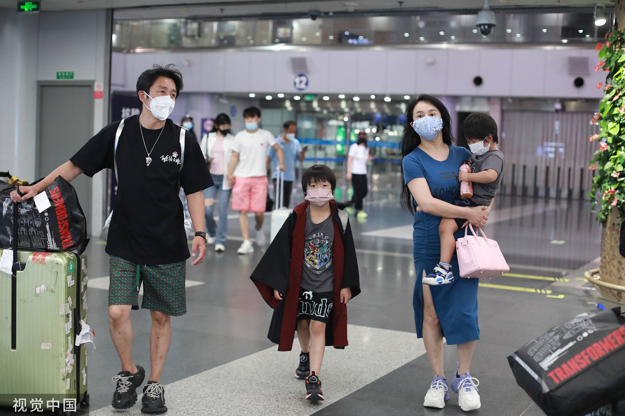 Zou Shiming's family of five showed up at the airport, the eldest son ...