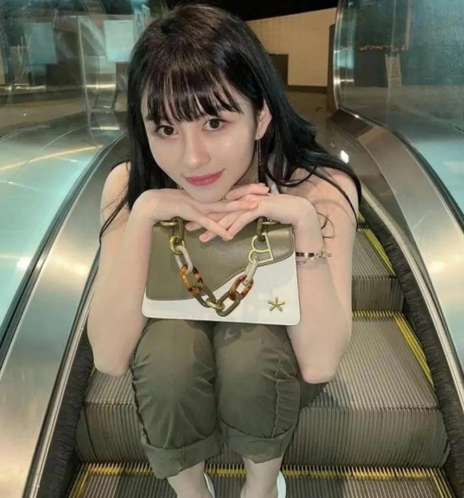 Qiu Shuzhen's daughter is very well developed, she only wears white ...