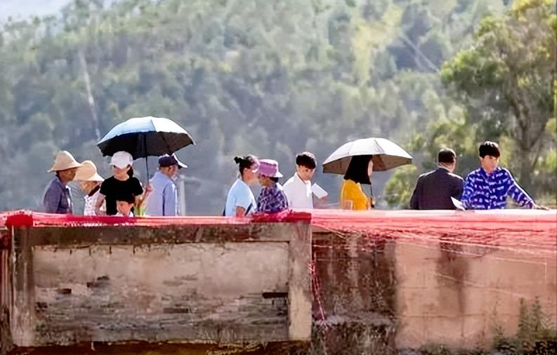 A bridge, a "flower", all the secrets of Weishan in July and half folk ...