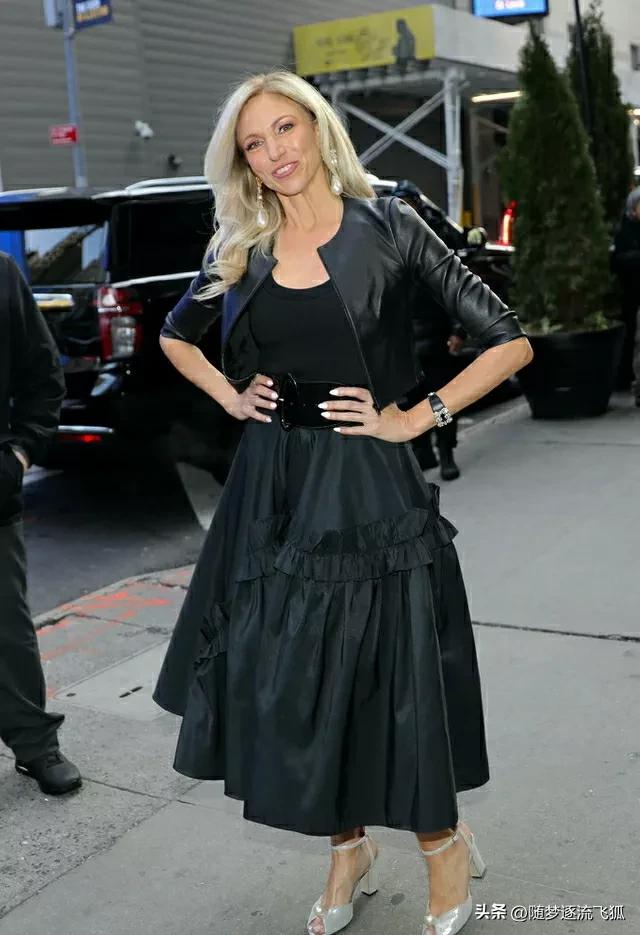 Debbie Gibson in a black dress and leather jacket appeared on the ...