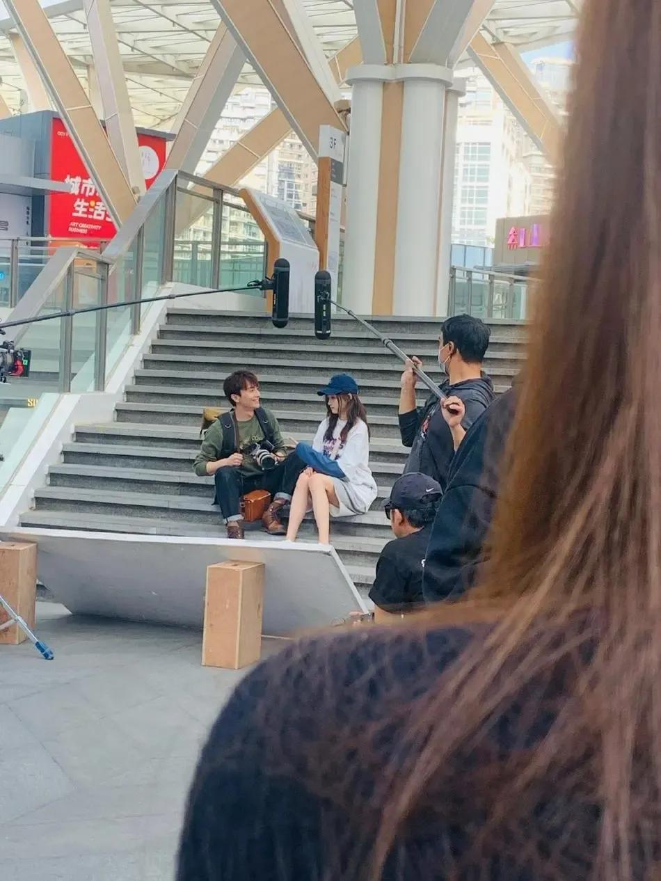 Guan Xiaotong Niu Junfeng filmed "Twenty Do Not Confused 2", the handsome man and beauty are ...