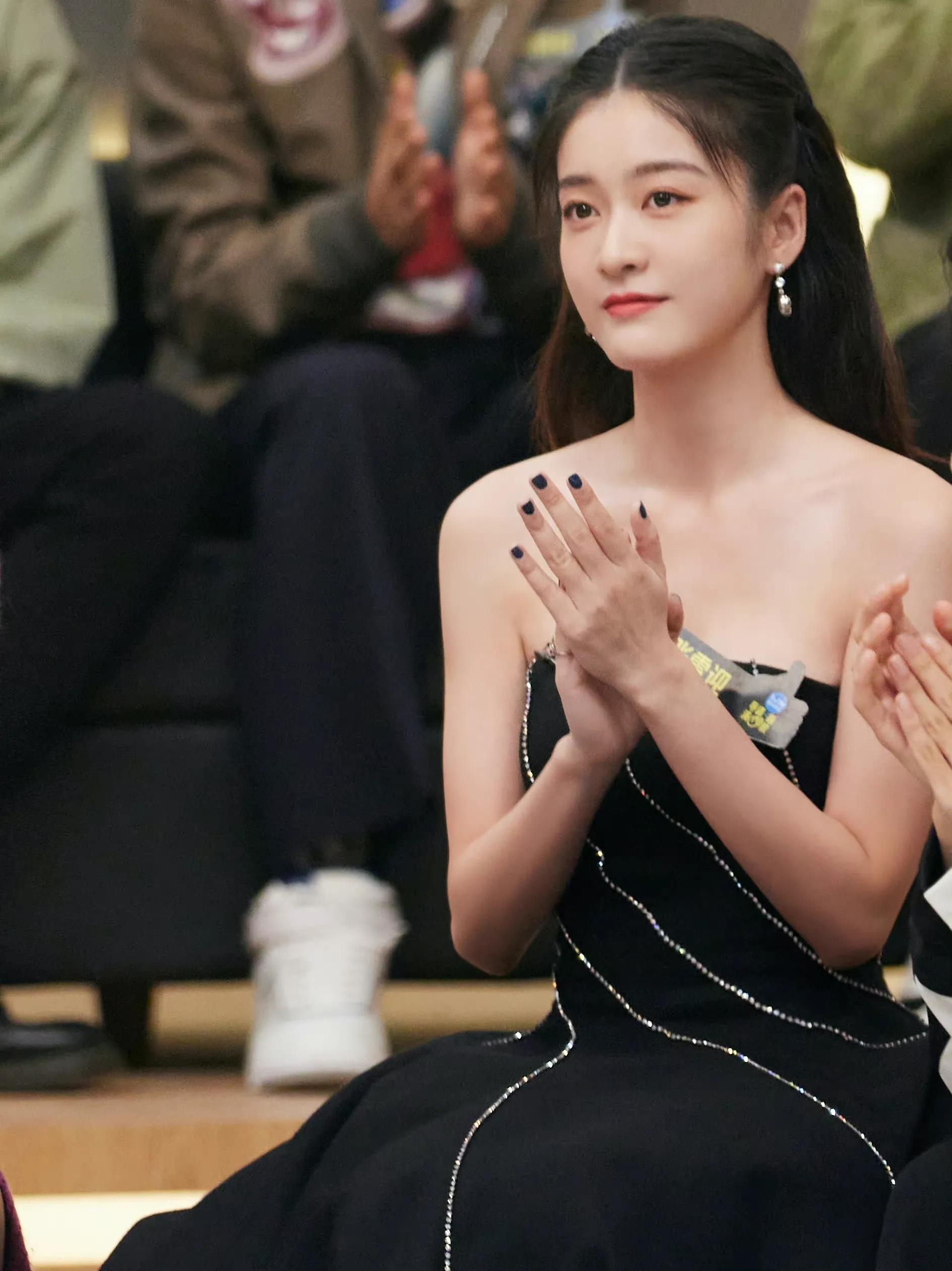 Zhang Xue welcomes the beautiful picture - iNEWS