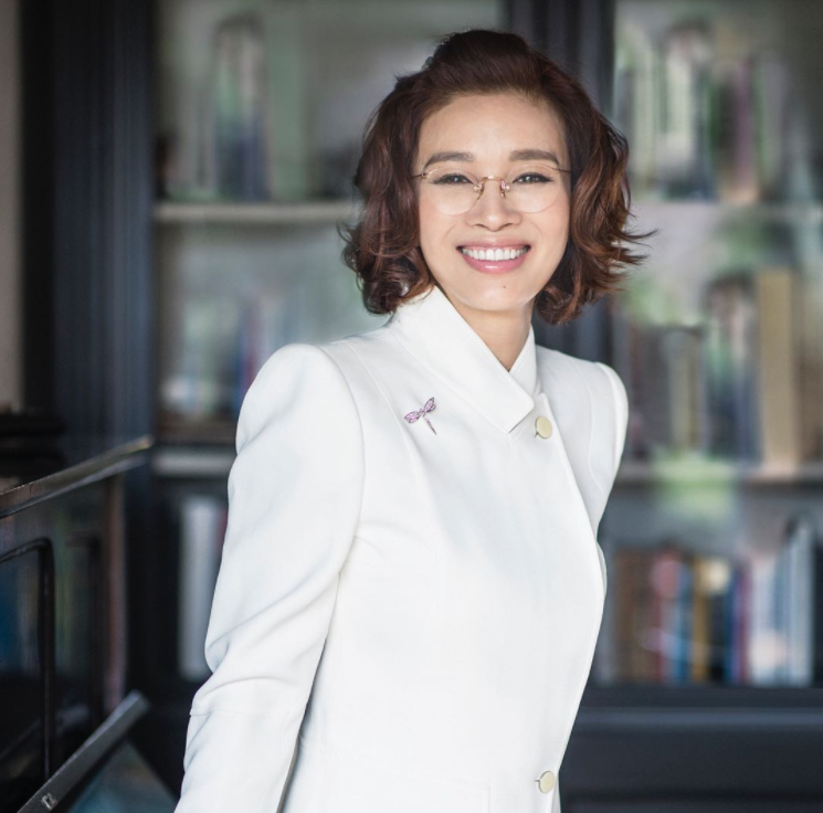 Hu Jie: From a career woman to returning to the family, what has she experienced? - iNEWS