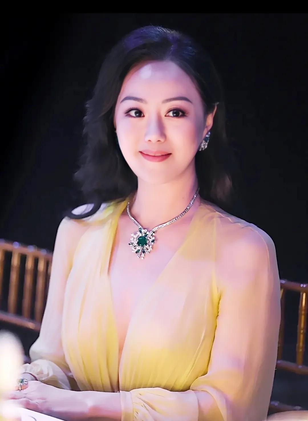 Sexy and charming Zhang Xiaohui - iNEWS