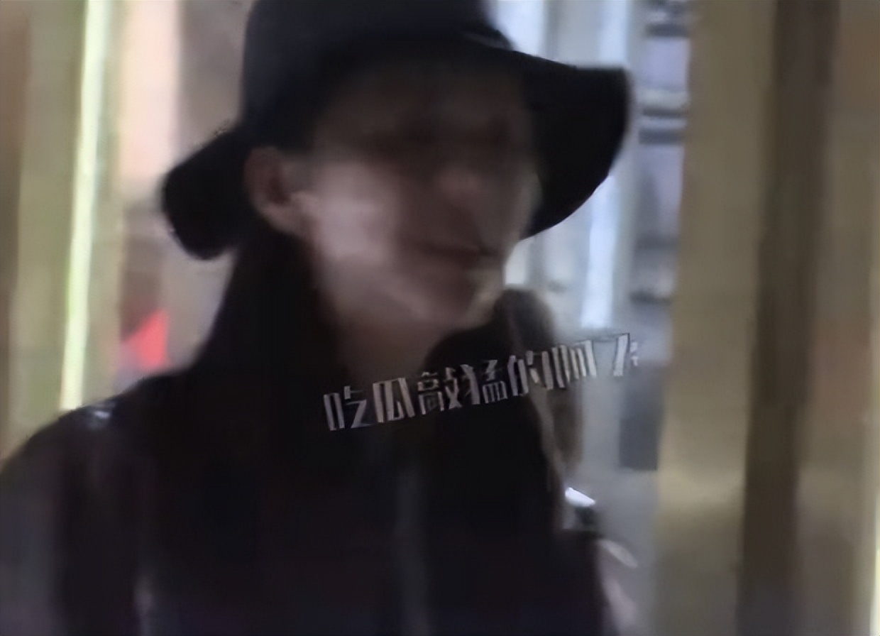 Wu Jinyan Huang Xiaolei sent blown kisses to her girlfriends when she went out for dinner and ...