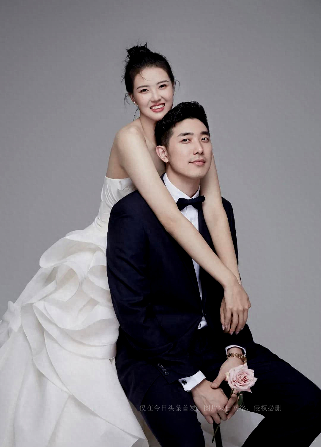 A real couple poses for pictures, no wonder fans say they are just ...