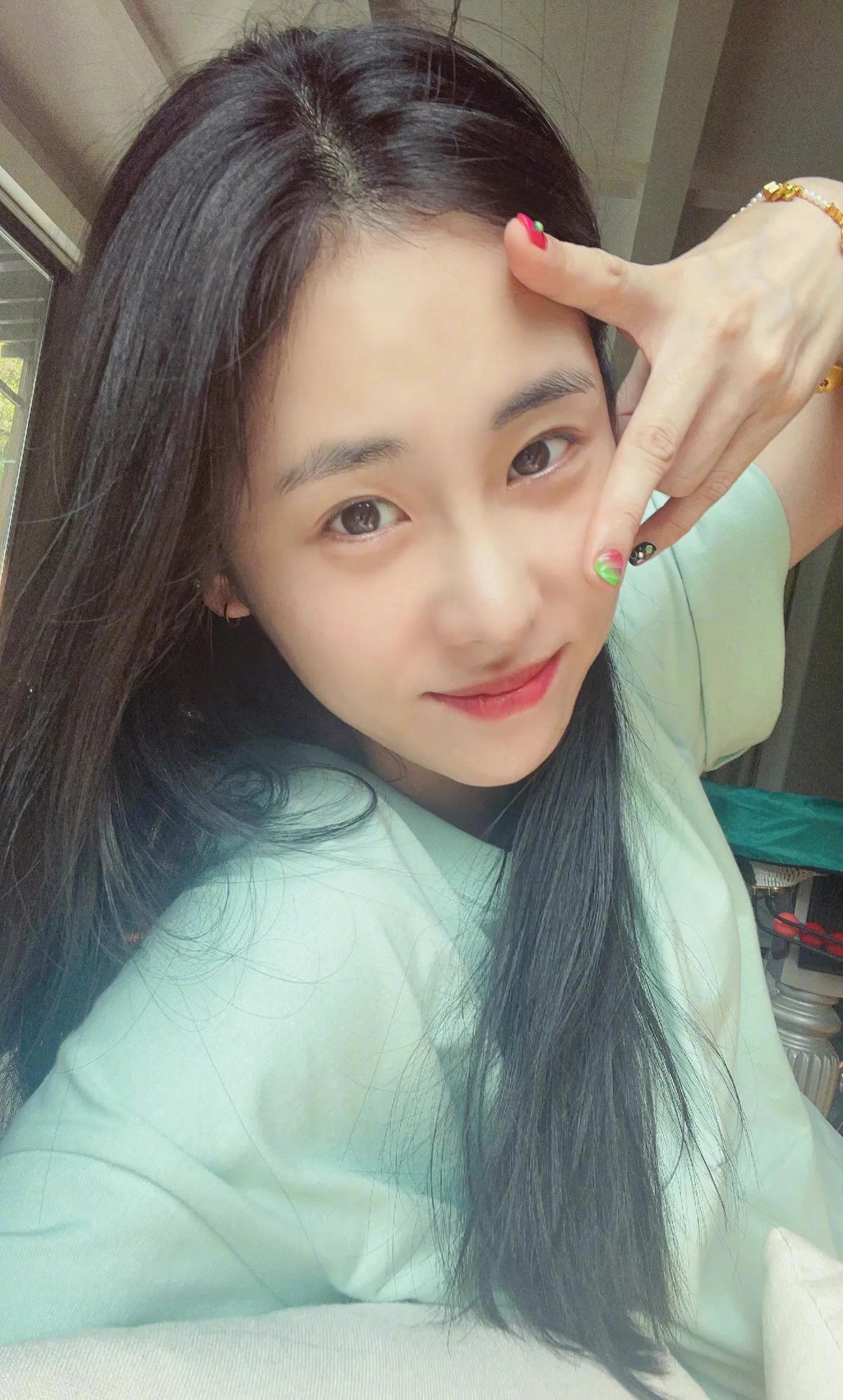 Zhang Bichen took a selfie, how was she doing after giving birth to a ...