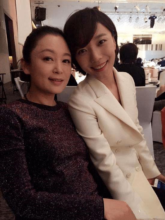 Chen Hong appears elegant and natural without makeup, her bust is plump ...