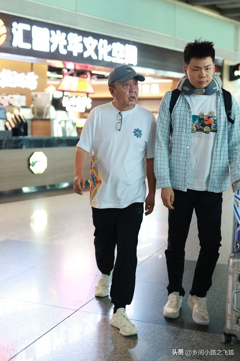 Yu Qian arrived at Beijing Airport, dressed in black and white, simple ...