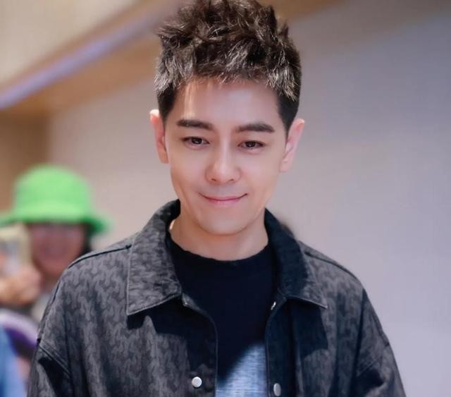 Jimmy Lin's car accident sequelae are showing, his smile is stiff and ...