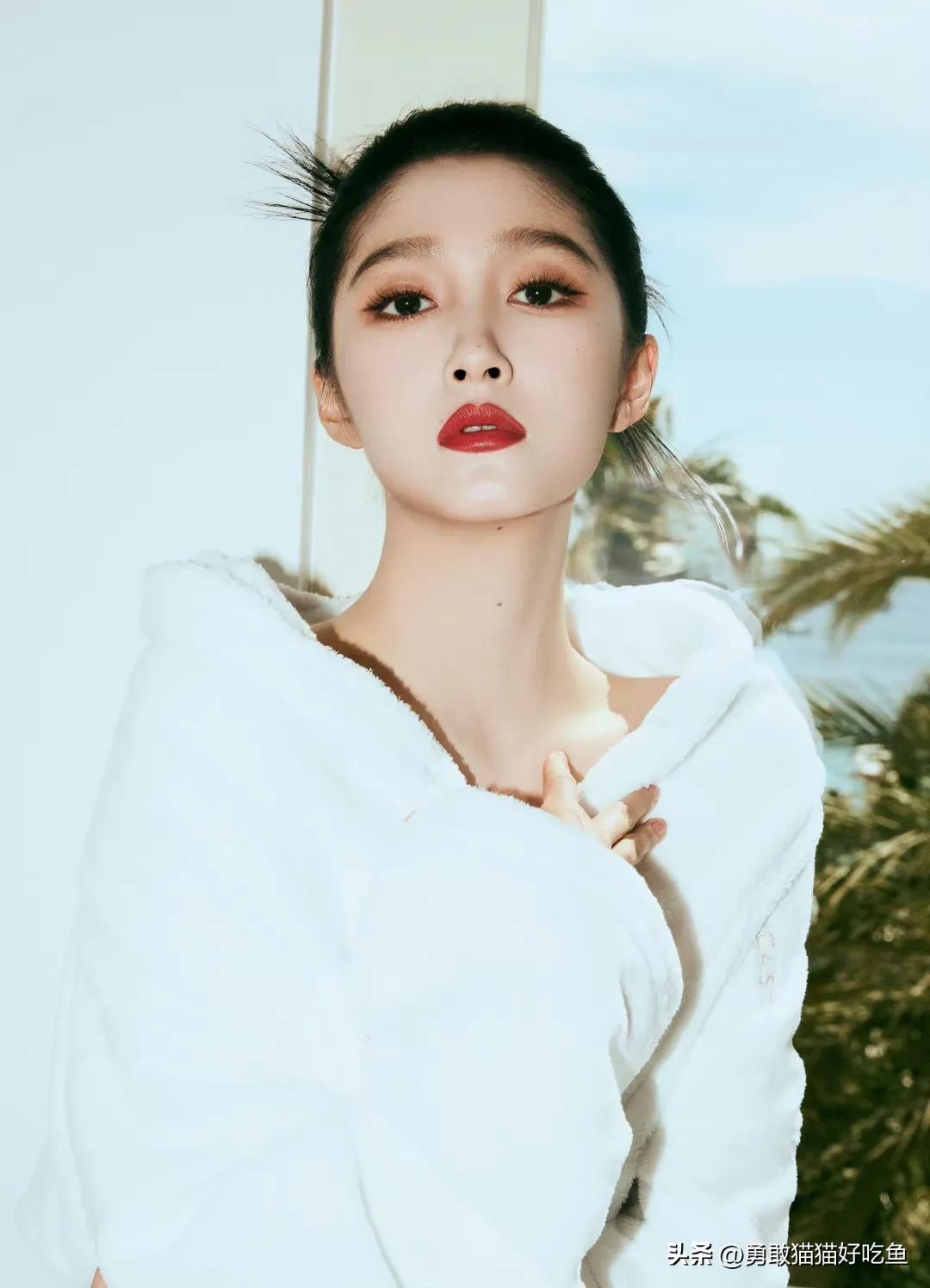 Guan Xiaotong Zhang Jingyi Zhao Lusi - iNEWS