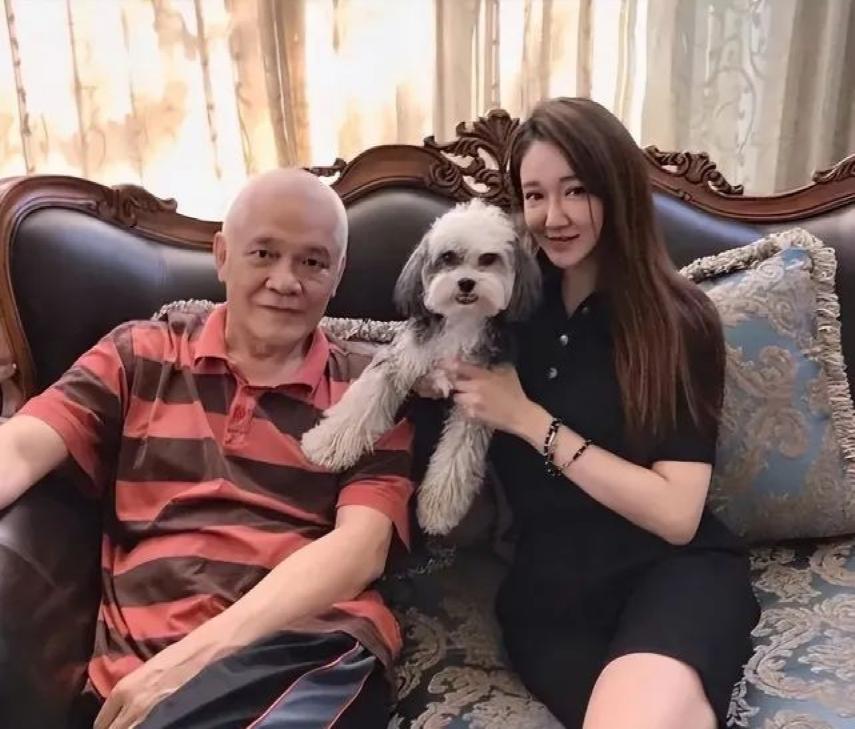 65-year-old Shen Junyi is too old to recognize, with a thin body and white hair, and his ...