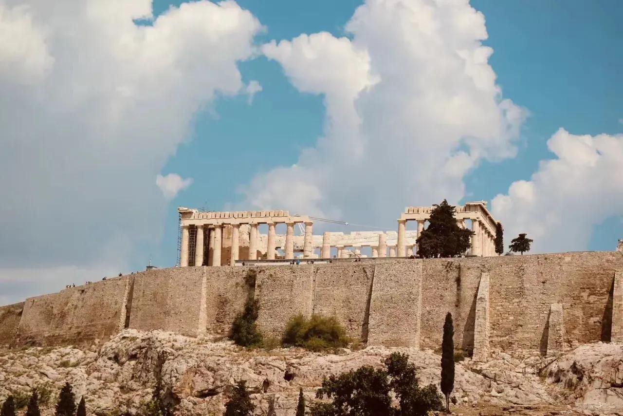 Why can the ruins of the Acropolis withstand the wind and rain for ...