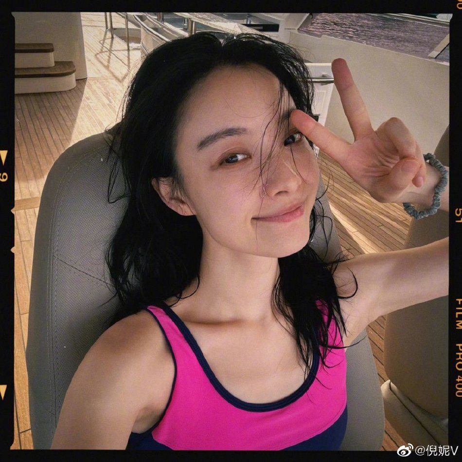 Ni Ni wears suspenders and pink clothes, with wet hair and no makeup ...