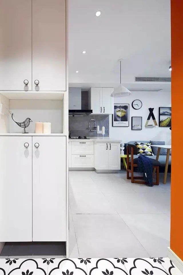 The 81-square-meter small apartment is decorated in a simple style, and ...